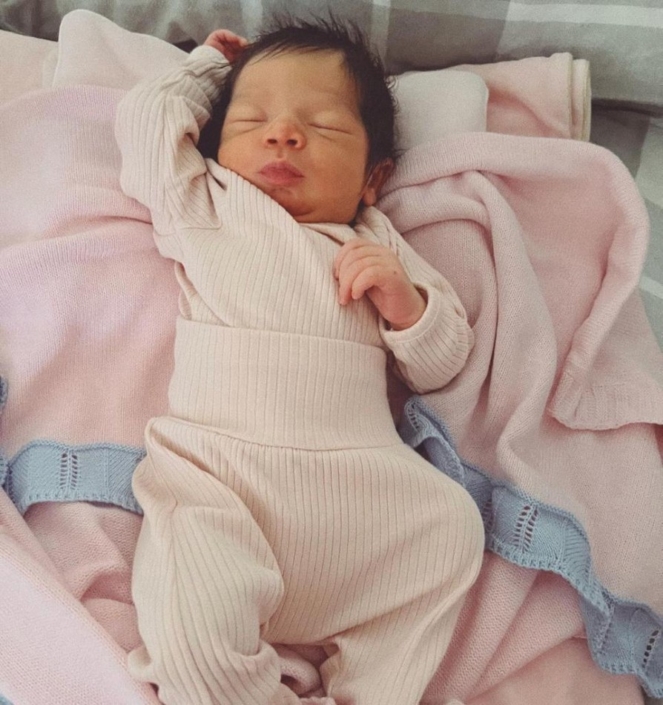 Gabriel Jesus mostra o quartinho de sua bebê na mansão pela 1ª vez