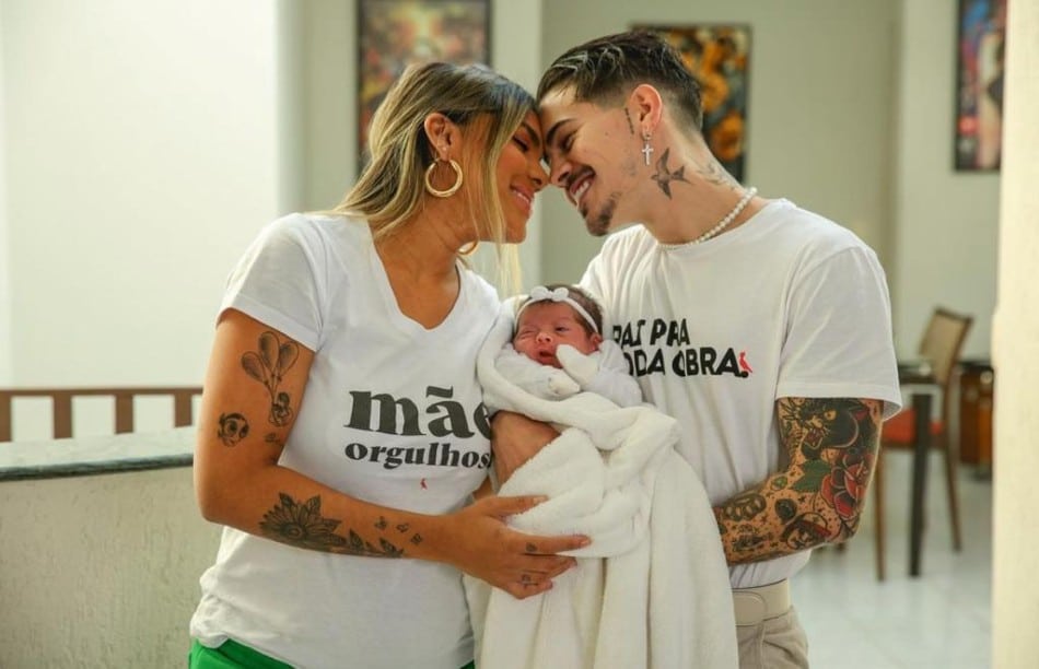 Biel mostra sua recém-nascida com os olhos abertos pela 1ª vez