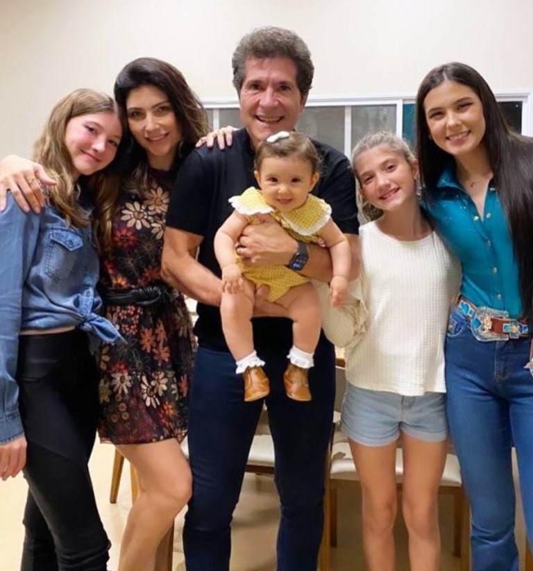 Daniel posa com sua bebê, as filhas e a cantora Ana Castela