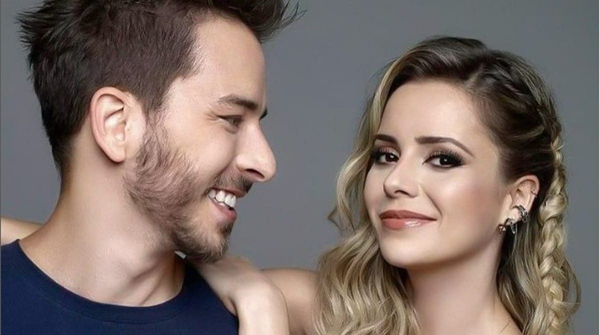 Sandy posa com o filho em festa na casa de Junior e surpreende