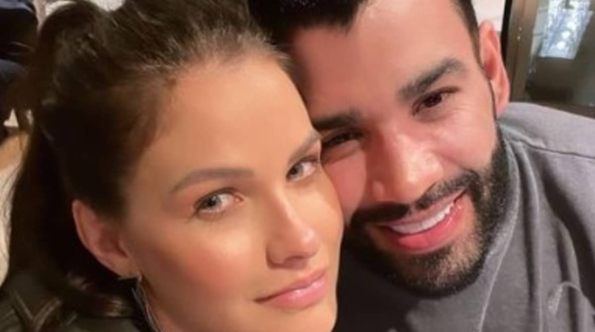 Andressa Suita surge com os filhos na hidromassagem da mansão