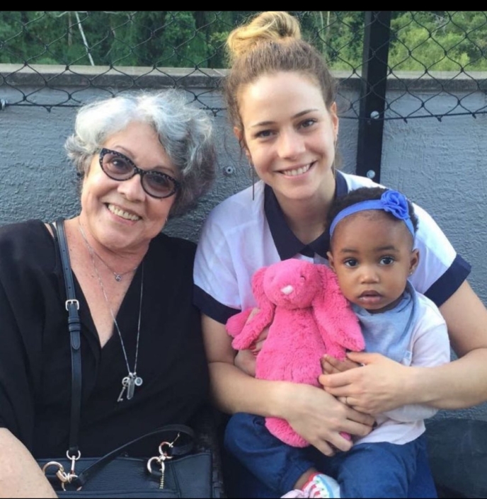 Leandra Leal posa com sua filha bebê e sua mãe, Angela Leal