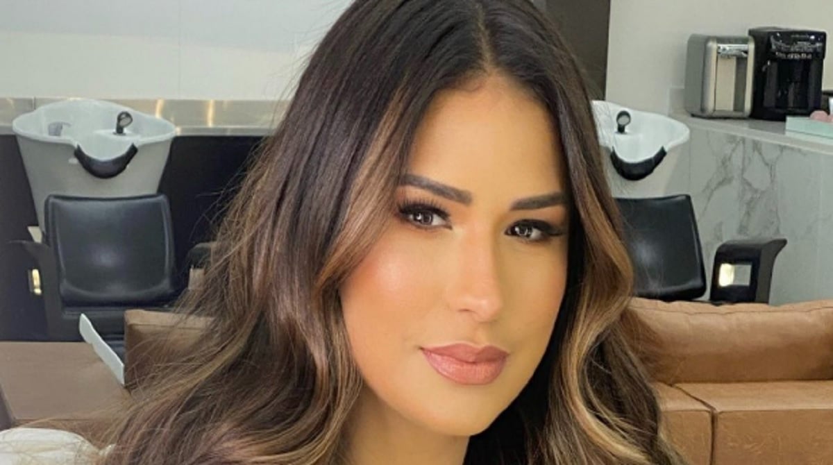 Simone posa com os filhos e o marido em jatinho particular