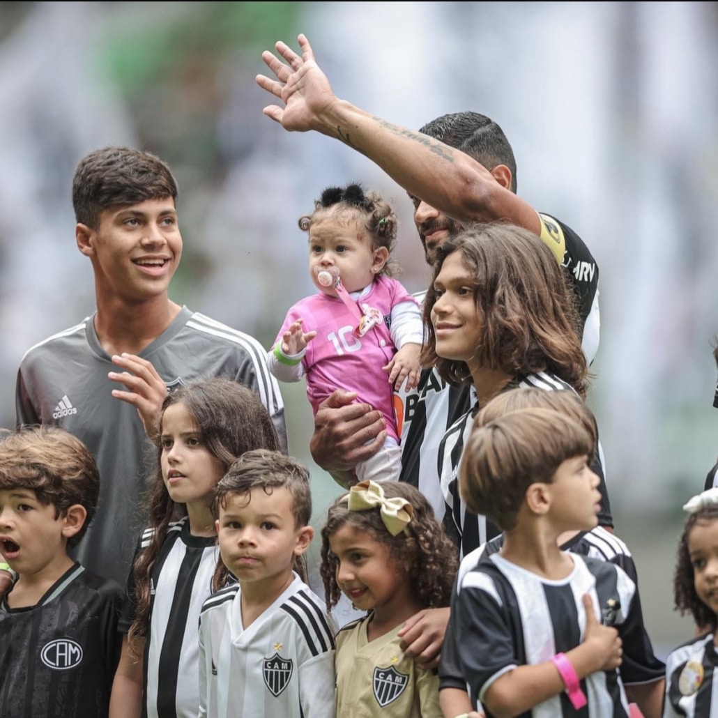Hulk posa com sua bebê e seus três filhos: “iguais”