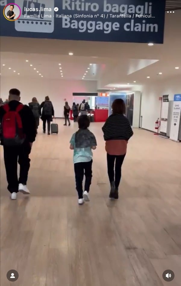 Sandy surge com o filho em viagem na Itália e impressiona