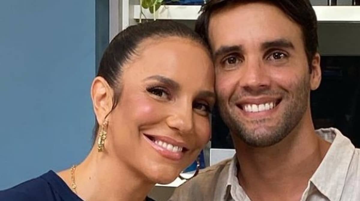 Gêmeas de Ivete e Daniel Cady posam com o avô no aniversário