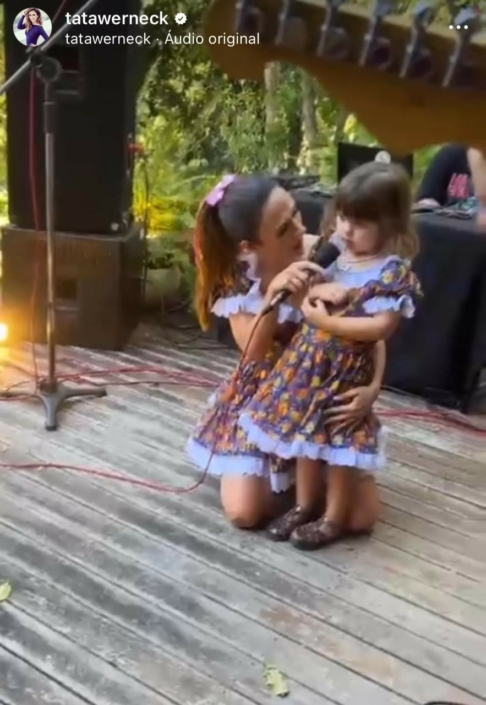 Tatá Werneck surge com sua filha no palco pela 1ª vez