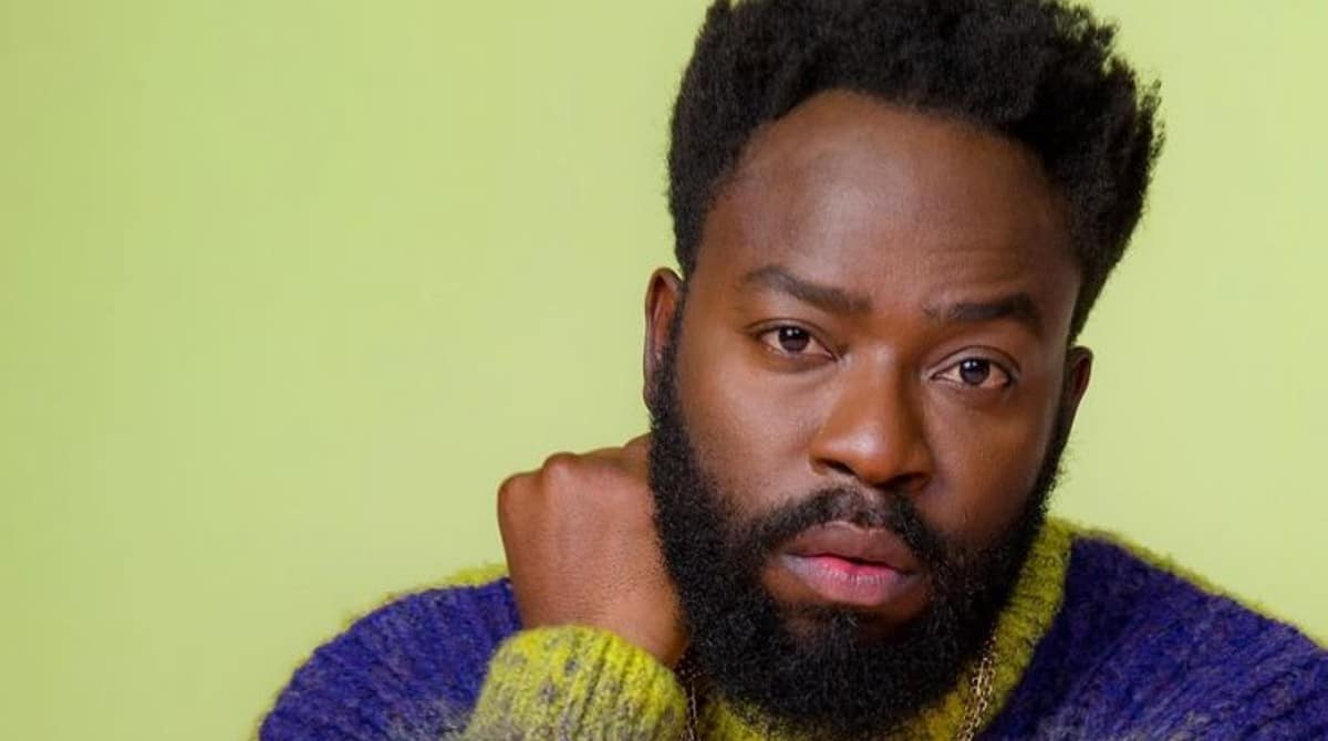 Douglas Silva posa com sua filha e fala do trabalho com ela