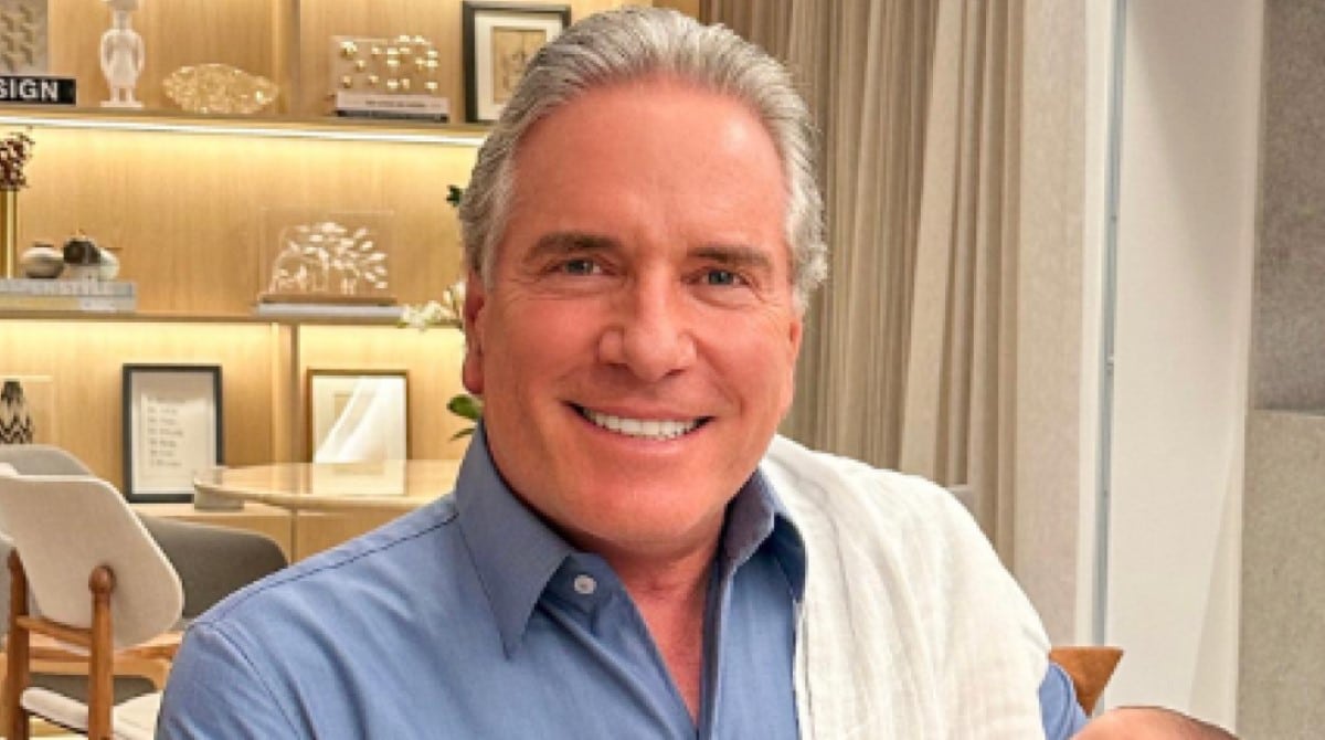 Roberto Justus apresenta o recém-nascido da família e se declara