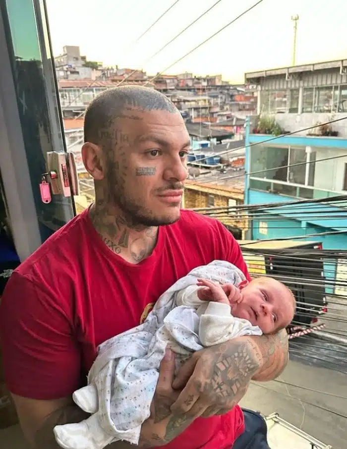 Toguro leva o filho recém-nascido para a favela