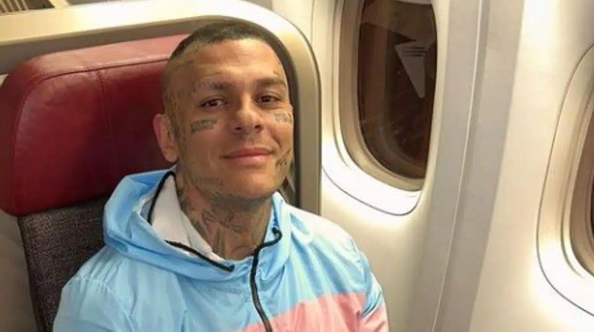 Toguro leva o filho recém-nascido para a favela