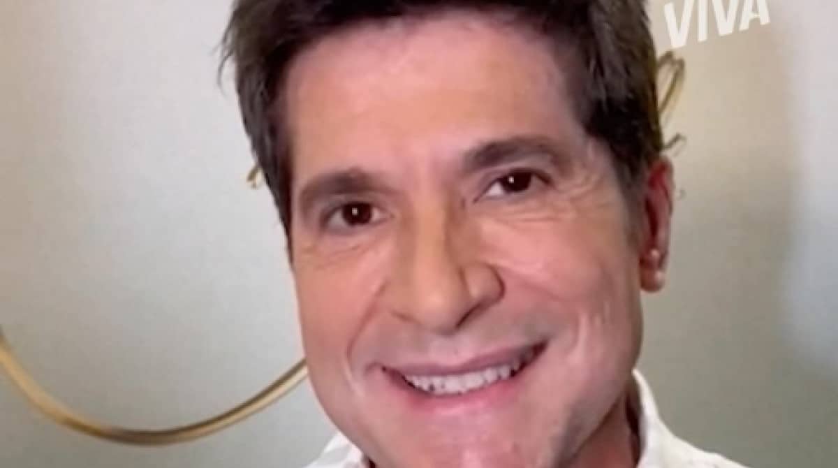 Daniel mostra a bebê na cabine de seu navio: "que luxo"