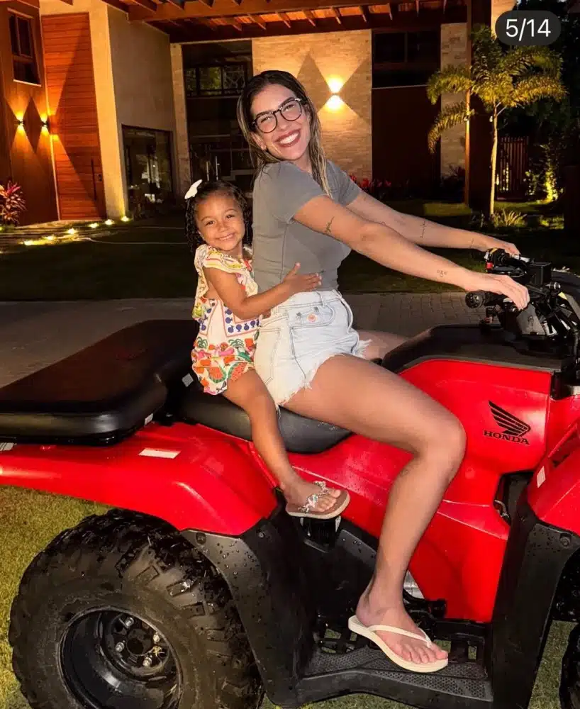 Lorena Improta posa com a filha em quadriciclo da mansão
