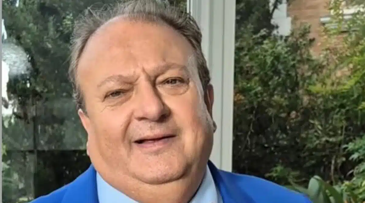 Erick Jacquin posa em ensaio de fotos com gêmeos e pets
