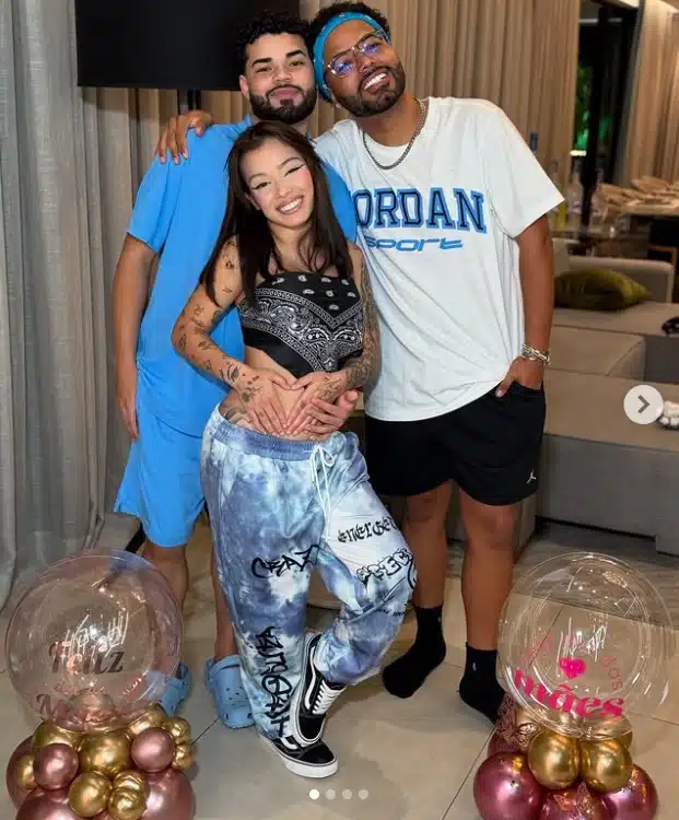 Influencer de 17 anos grávida do "tio" posa na escola e fala