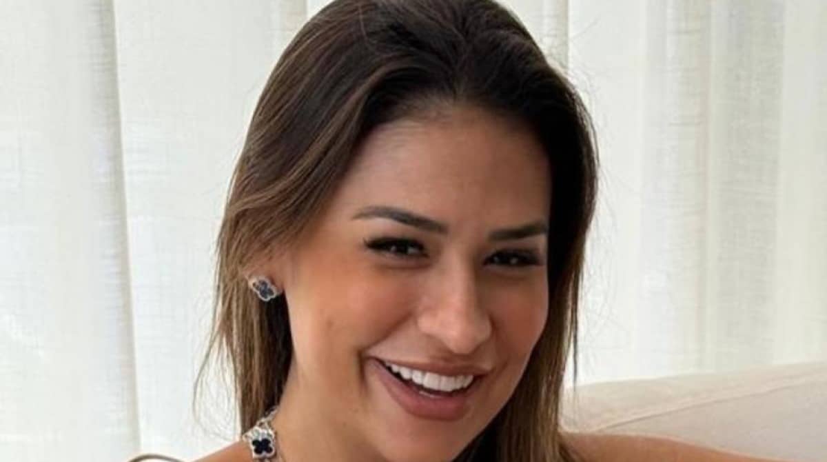 Simone Mendes mostra o filho surfando em praia artificial