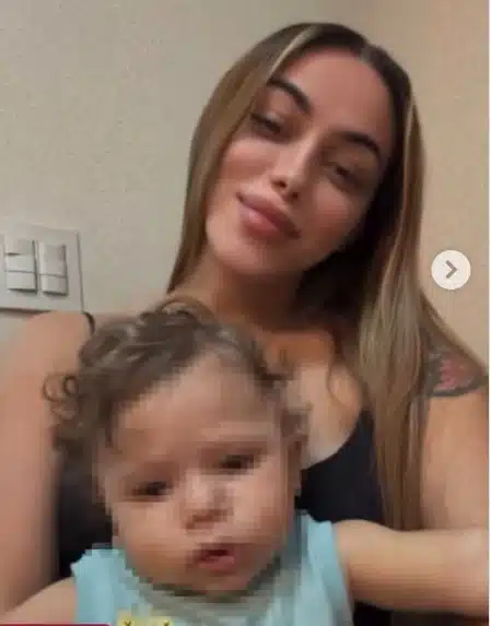 Atriz trans apresenta o seu bebê após engravidar uma amiga