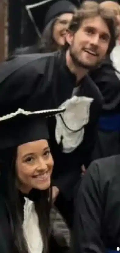 Filho de Adriana Esteves posa na sua formatura e surpreende
