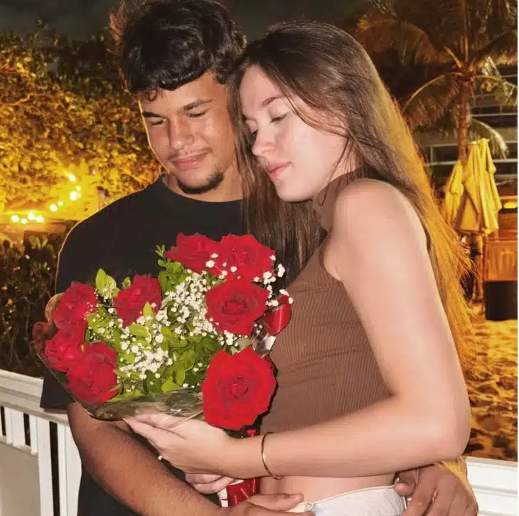Bruninho Samudio posa com namorada e responde sobre Bruno