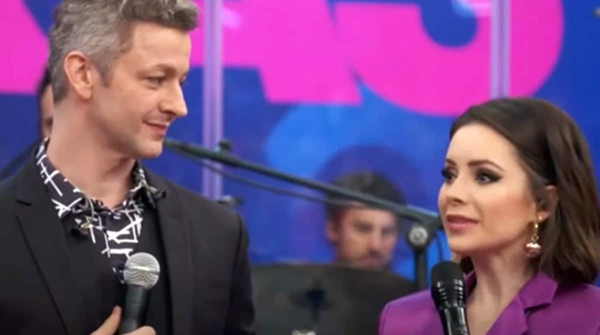 Filho de Sandy faz pose com o pai na praia e cantora comenta