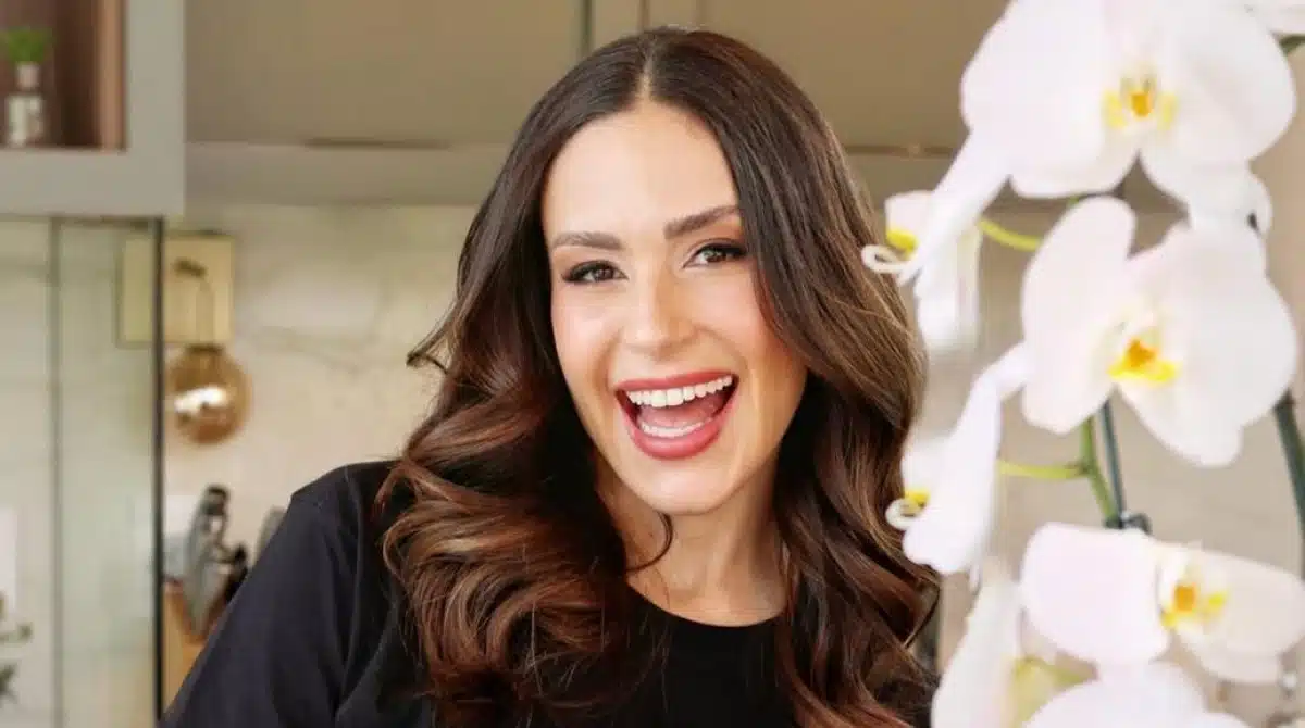 Nadja Haddad mostra seu bebê prematuro na praia pela 1ª vez