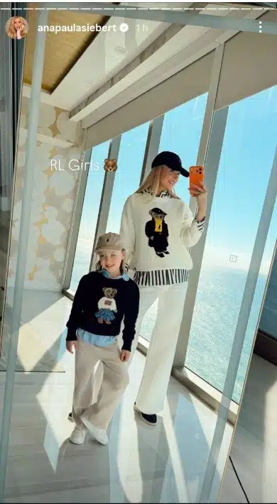 Esposa de Roberto Justus posa com filha na casa nova nos EUA