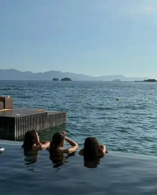 Giovanna Antonelli surge com as gêmeas em Angra dos Reis