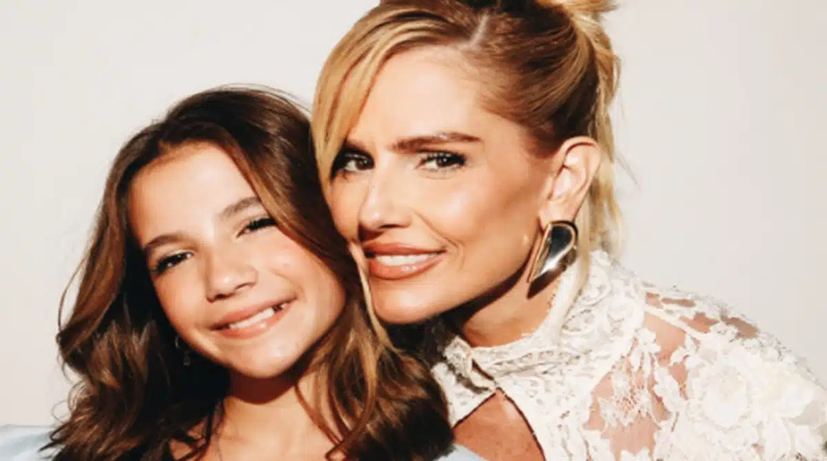 Deborah Secco posa na neve com filha em viagem aos EUA