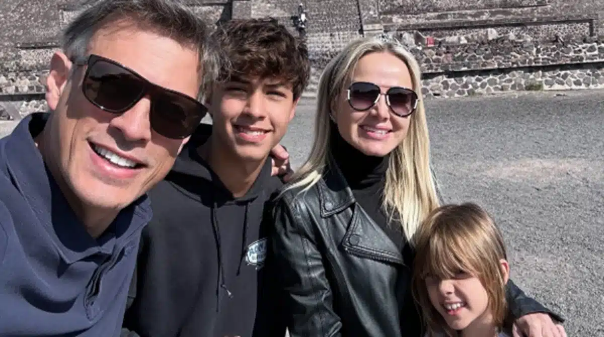 Eliana posa com marido e filhos em viagem ao México