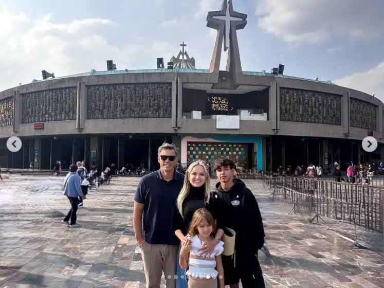 Eliana posa com marido e filhos em viagem ao México