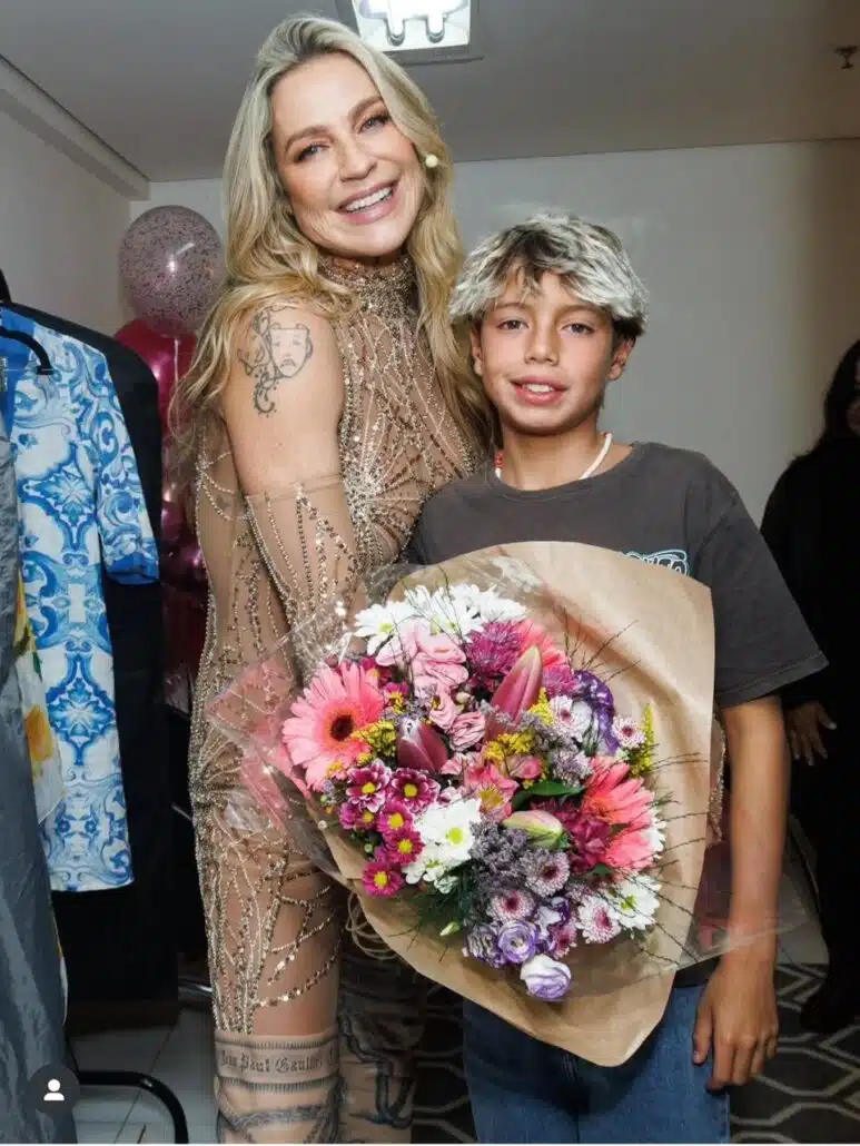 Luana Piovani ganha surpresa do filho e Scooby dá indireta