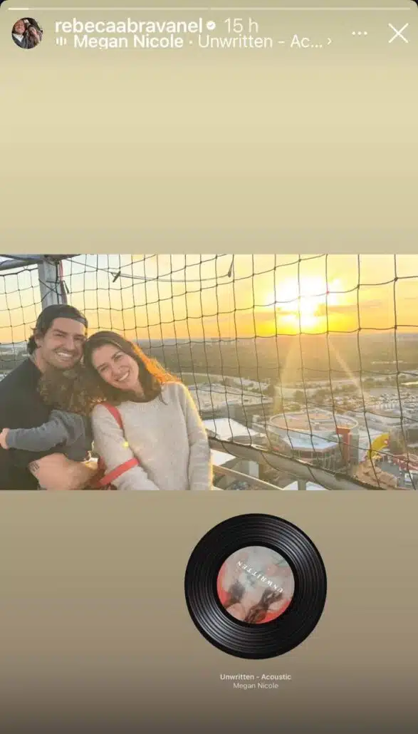 Rebeca Abravanel e Pato posam em voo de balão com o bebê