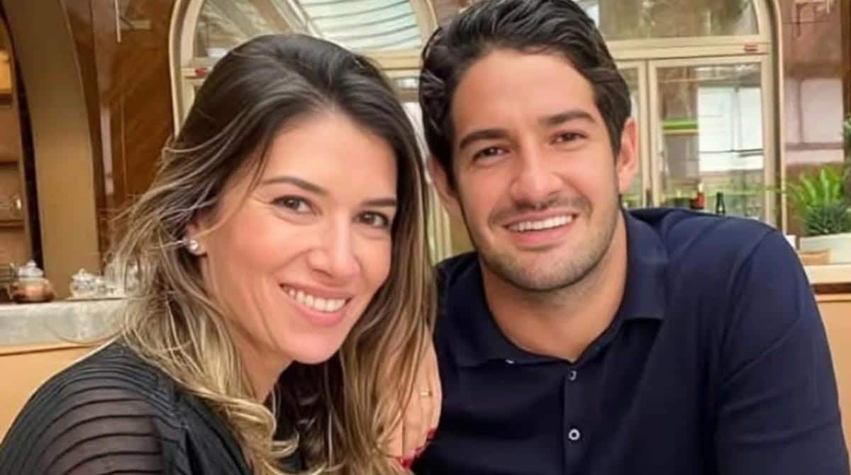 Rebeca Abravanel e Pato posam em voo de balão com o bebê