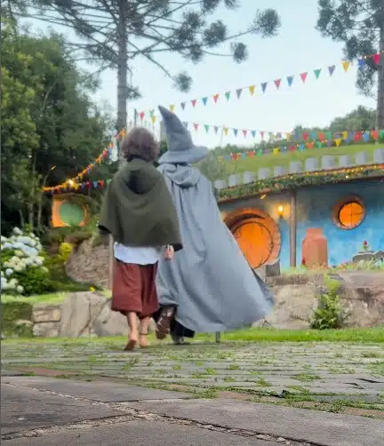 Ex-marido de Sandy posa com a atual e o filho em fotos raras