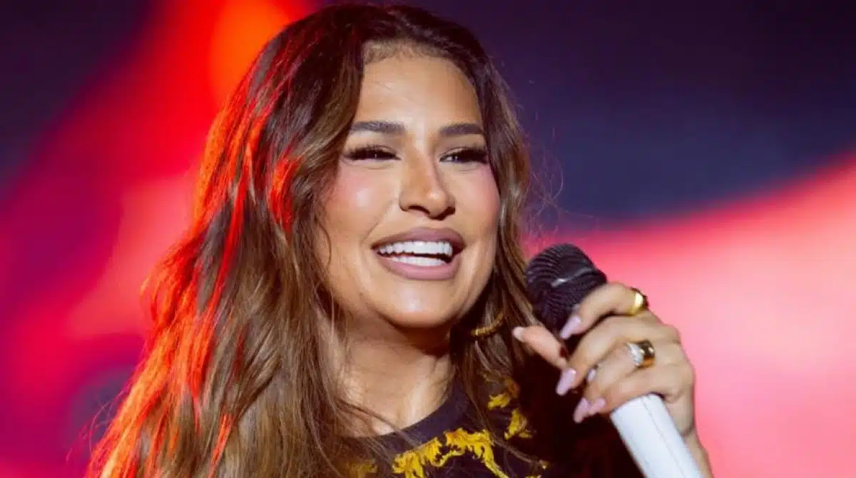 Simone mostra a caçula aprendendo a andar de bicicleta