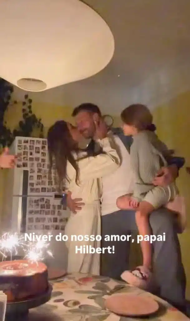 Fernanda Lima mostra os filhos em festa surpresa pra Hilbert