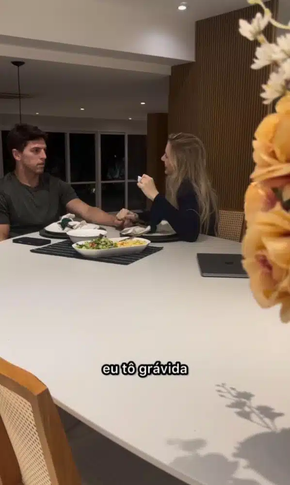 Ex de Karina Bacchi anuncia gravidez da esposa e se declara