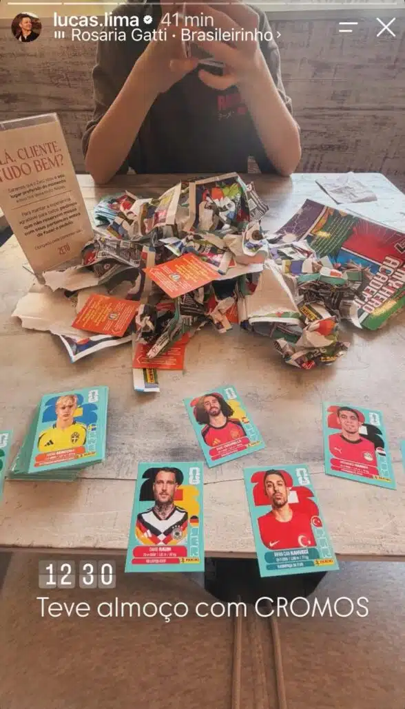 Lucas Lima mostra filho com Sandy com as figurinhas da Copa