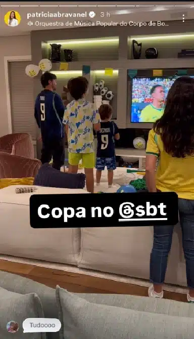 Patrícia Abravanel exibe os 3 filhos na sala de tv da mansão