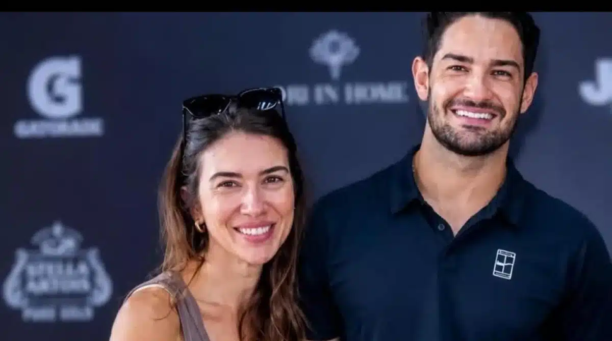 Rebeca e Alexandre Pato mostram o filho em festa junina