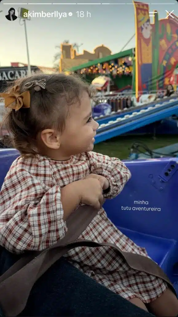 Amanda Kimberlly surge com a filha em parque de diversões