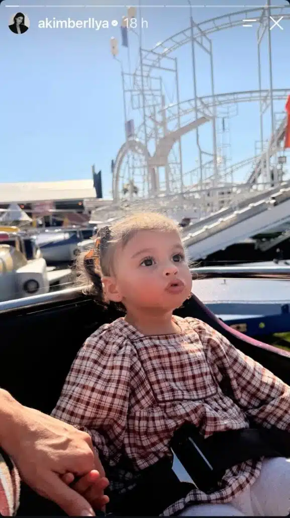 Amanda Kimberlly surge com a filha em parque de diversões