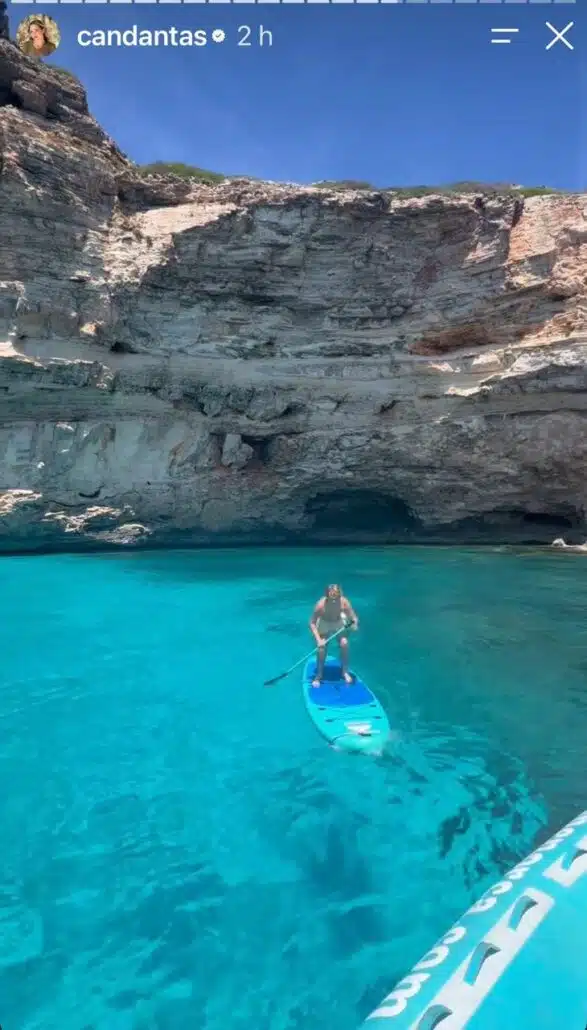 Carol Dantas mostra primogênito surfando em ilha na Espanha