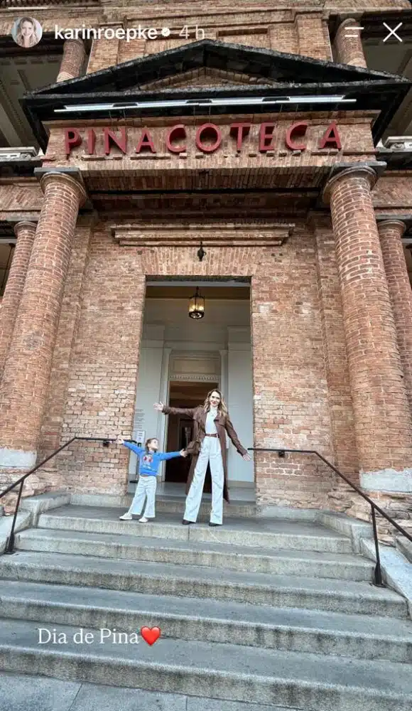 Caçula de Edson Celulari posa com a mãe em museu de SP
