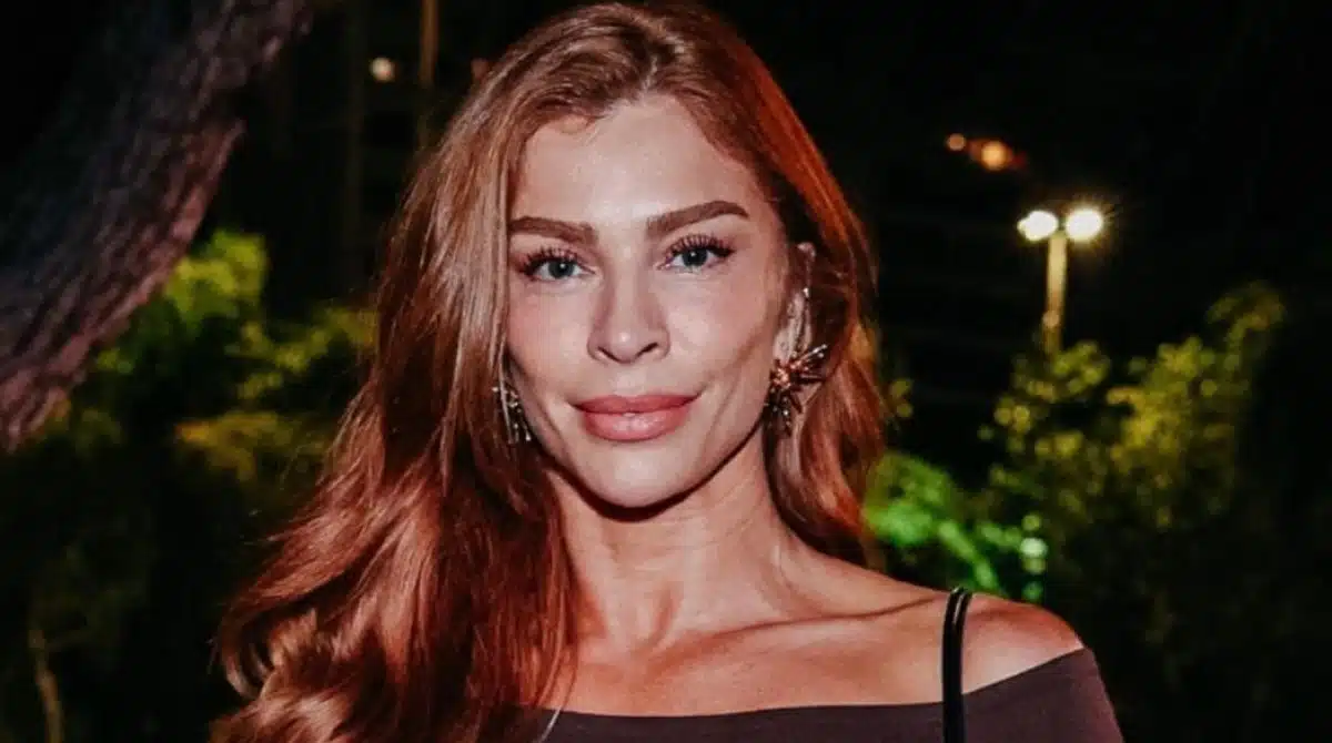 Grazi Massafera posa com a filha em show gratuito no RJ
