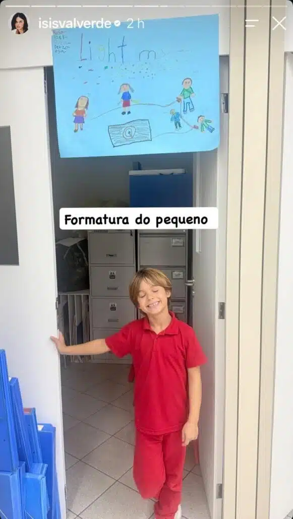 Isis Valverde mostra filho na formatura da escola americana