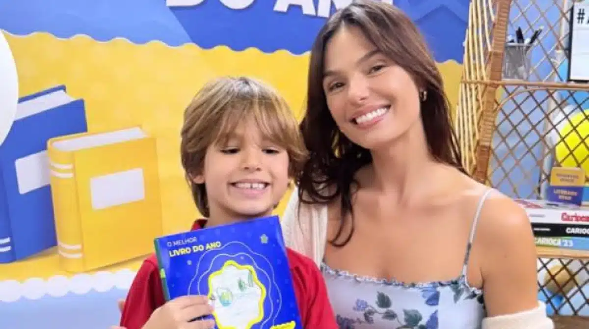 Isis Valverde mostra filho na formatura da escola americana