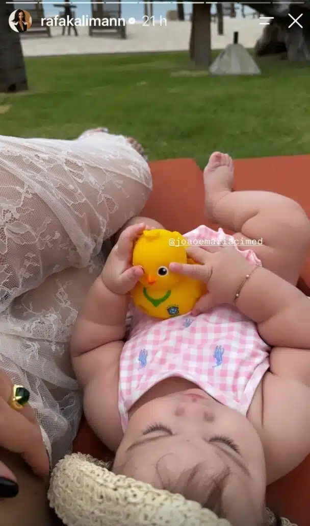 Rafa Kalimann mostra sua bebê de 4 meses na praia, no Ceará